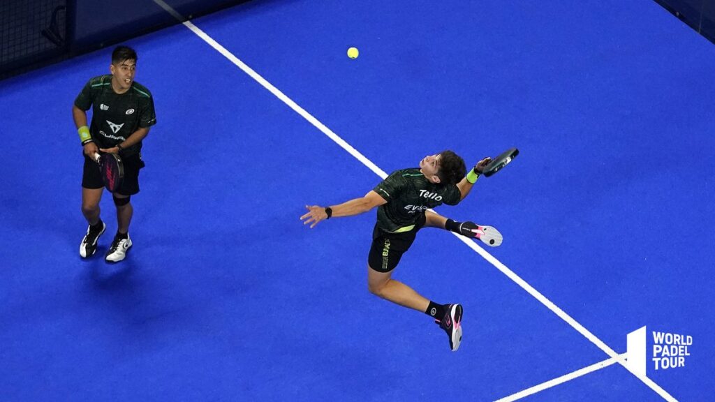 Wanneer sla je een krachtige padel smash?